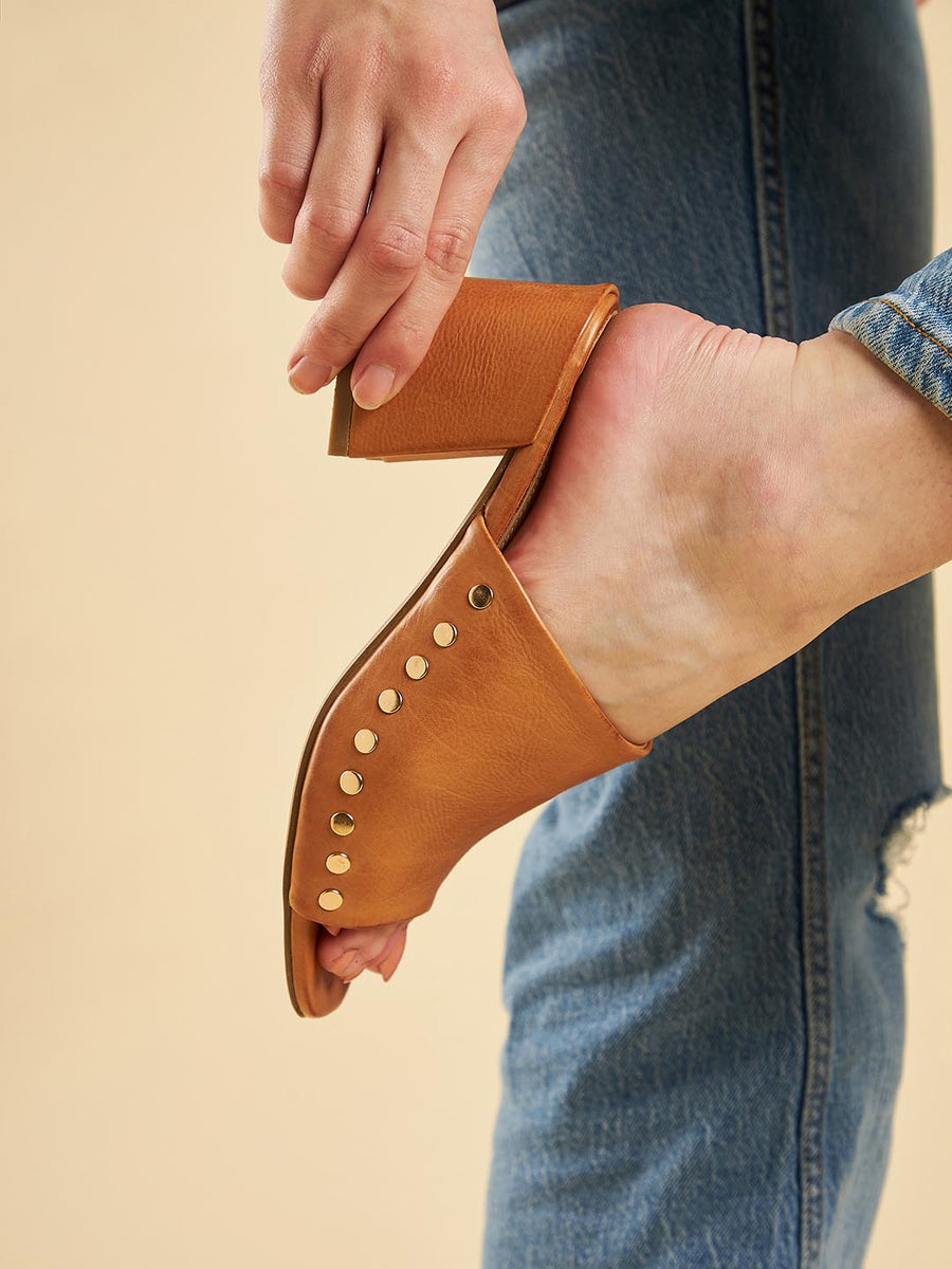 Crishelle Leather Heels – Peach Flores